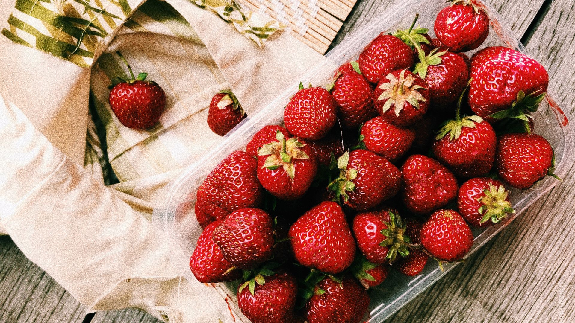 100+ trendy Strawberry Wallpapers for Laptop